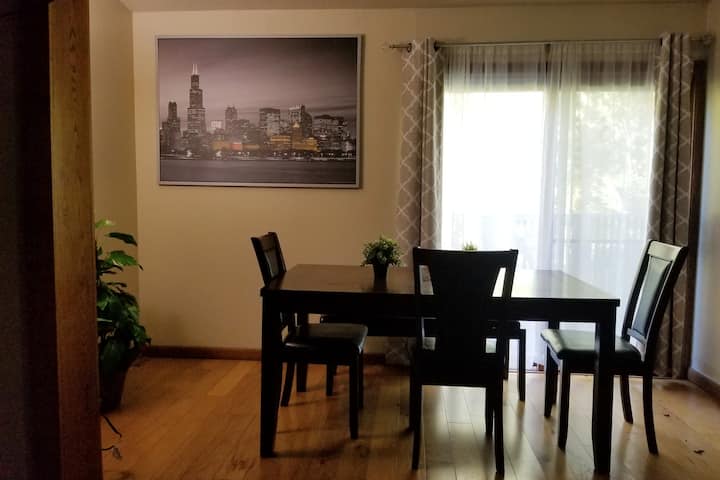 Cozy 3 Bed & 1.5 Bath Home, Sits On Golf Course - Champaign, IL