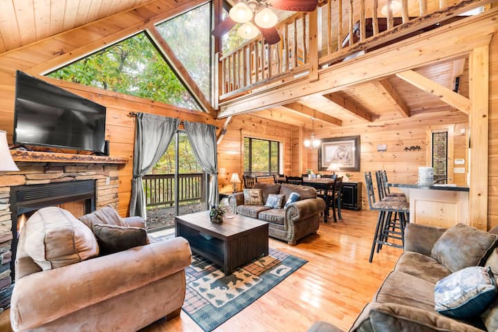 Hilltop Cabin, Hot Tub, Pool Table, Smoky Mountain - Pigeon Forge, TN