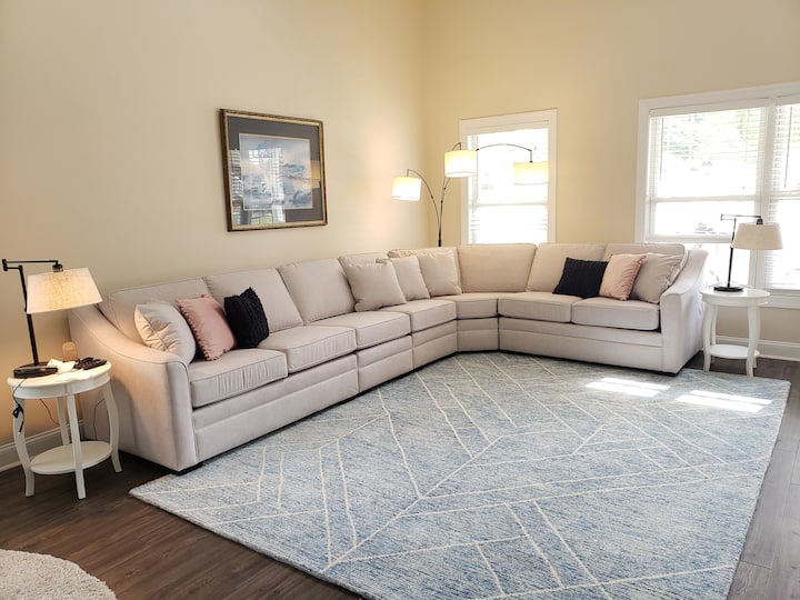 Spacious, Immaculate Home With Screened Porch - Blacksburg