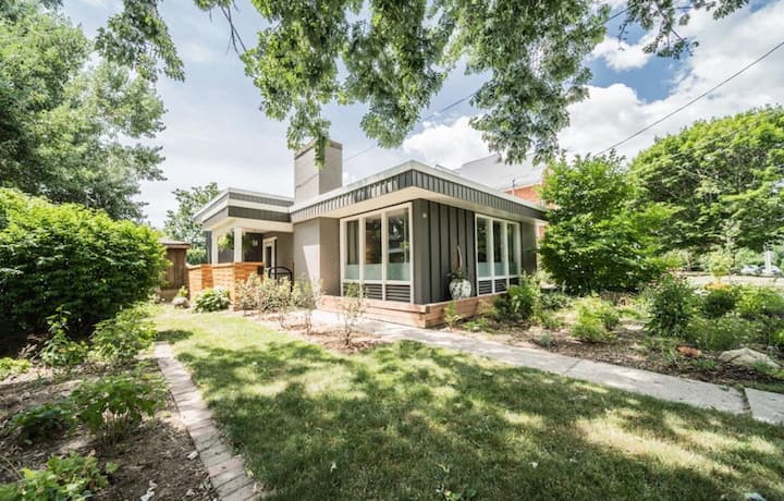 Mid Century 4 Bedroom Home Located Near Downtown - Chatham-Kent