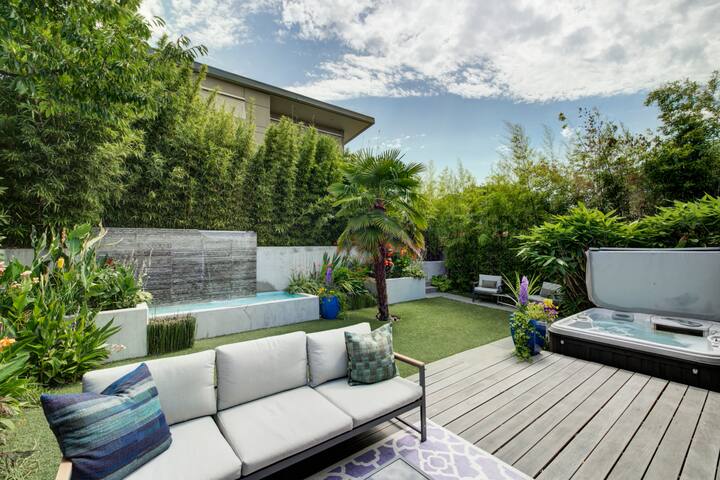 Resort Style Home With Exceptional Amenities - Seattle, WA