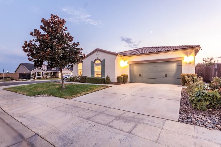 Spacious & Modern Home I Fire Pit I Bbq - Fresno, CA