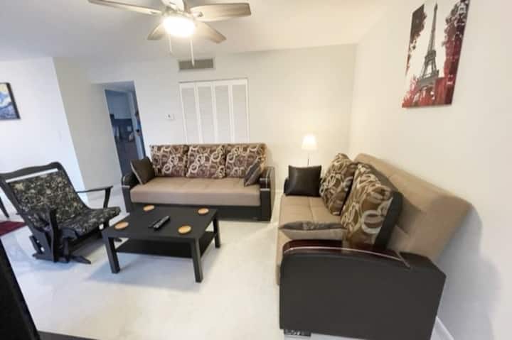 Lc-501 Condo Located Walking Distance To The Beach - Sunny Isles Beach, FL
