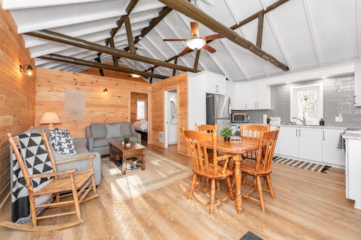 Dreamy & Comfy Riverfront Oasis ~ Hot Tub ~ Kayaks - Val-des-Monts