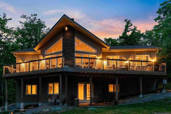 Spacious Cottage In Huntsville + Hot Tub - Huntsville