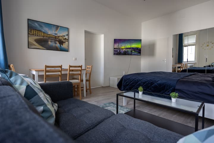 Royal Blue Deluxe - Vienna