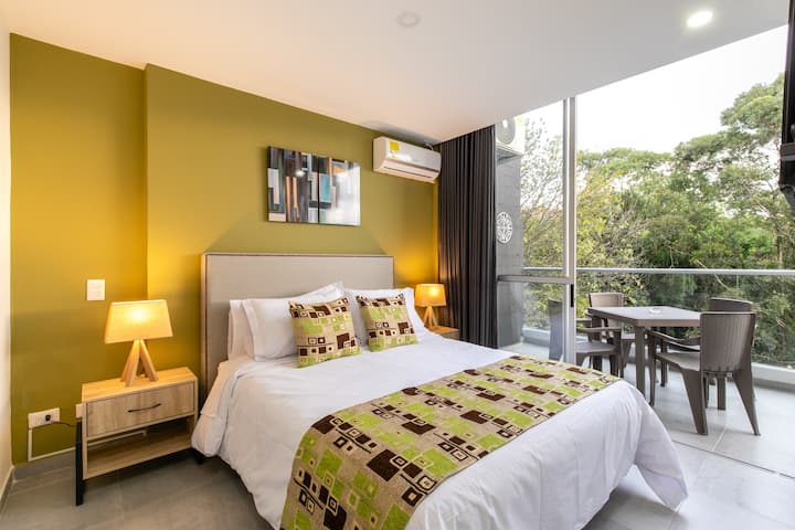 Lovely Apartment- Ac- Nice Balcony -402 - Medellín, Colombia