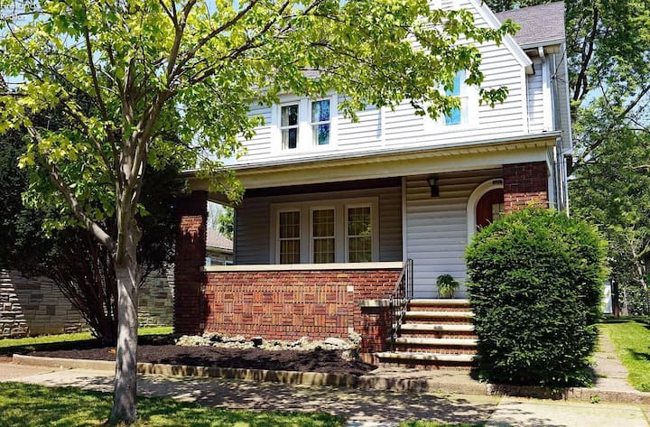Spacious Historic Craftsman Home - Lake Erie, PA