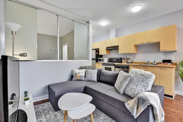 Beautiful 1br Condo + Den + 1 Parking In Downtown - Vancouver