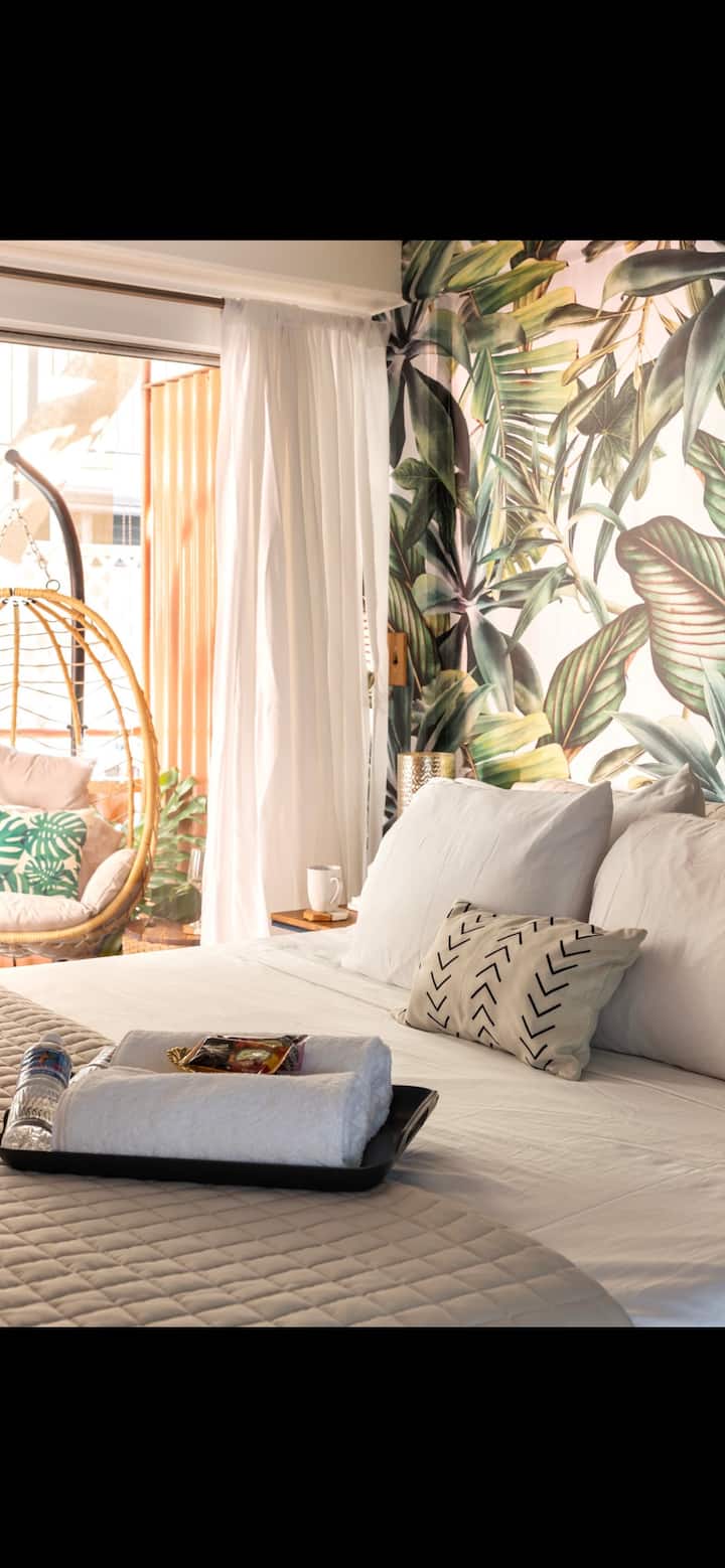 Waikīkī Getaway• King Bed• Pool• Walk To Beach - O‘ahu, HI