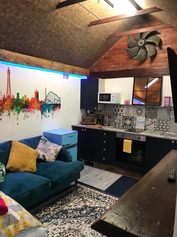 Studio 99 -Stylish ,Colourful & Cosy Nr Hospital - Poulton-le-Fylde