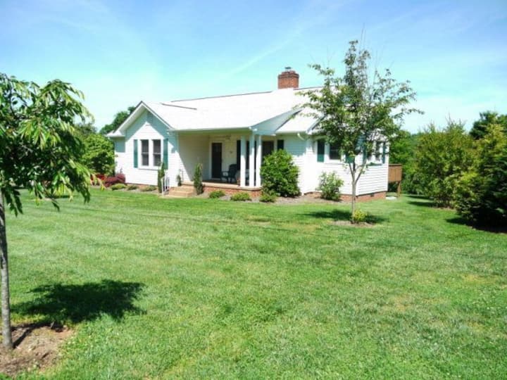 Cheerful One Room On A Mini-farm - Morganton, NC