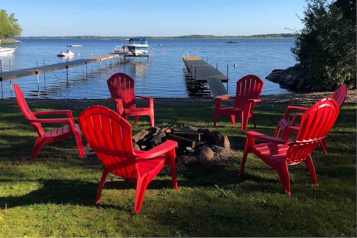 Beautiful Lakefront 5 Bedroom Cottage ~ Sleeps 12 - Midland