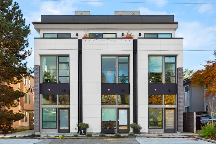 Stylish Magnolia Home With Rooftop Sauna & Deck - Seattle, WA