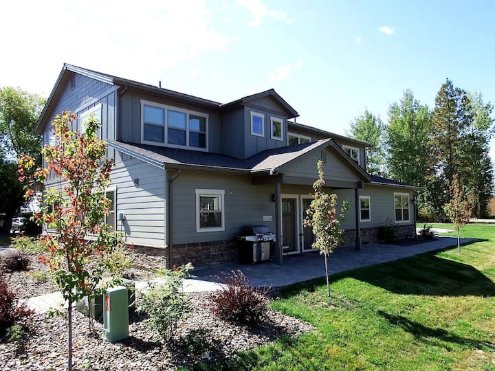 New3 Bedrooms 3 Bath 2 Car Garage Townhome In Town - Sandpoint, ID