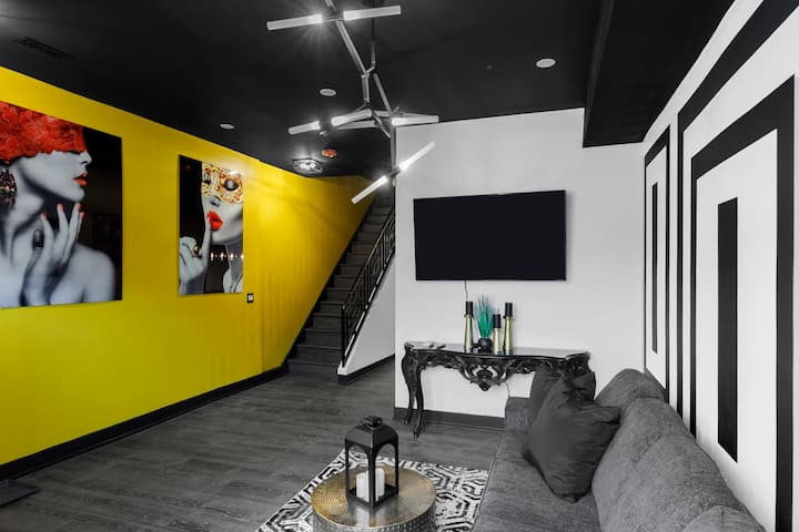 The Black And White Suite (1st Floor) - Chicago, IL