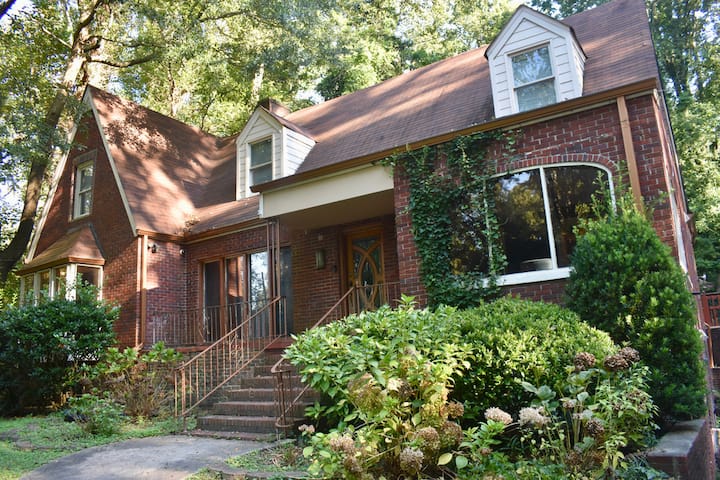 Cozy Retreat In The City That Feels Like Home - Atlanta, GA