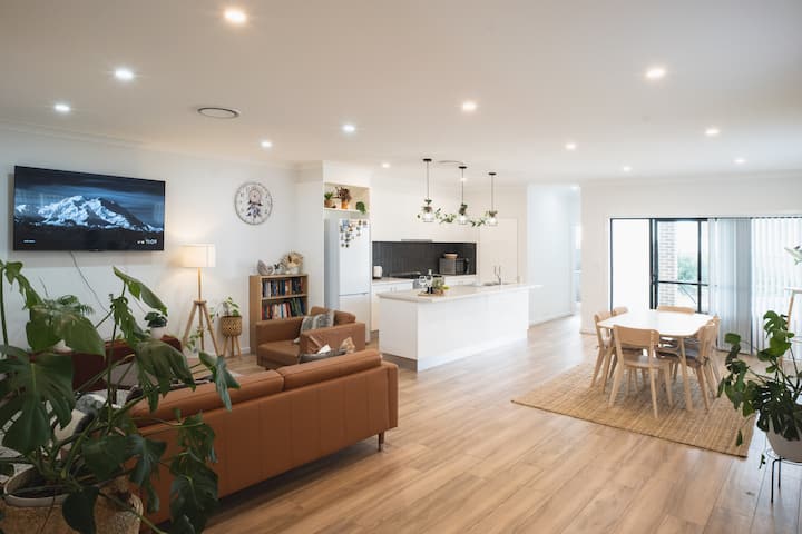 Bibish - Spacious Quiet Modern Home - Dapto
