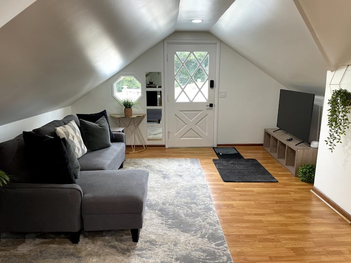 Second Floor 1-bedroom With Deck Near Rose Bowl - Pasadena, CA
