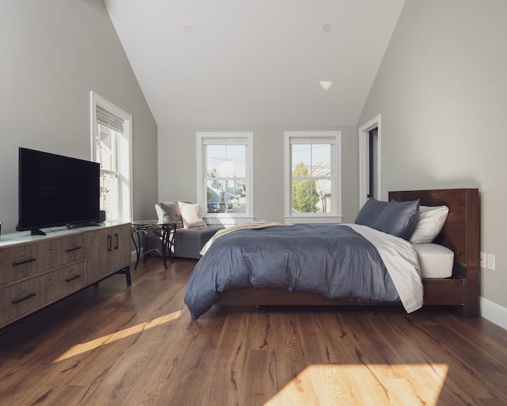 Gorgeous Studio 2 Blocks From Eastern Prom! - Portland, ME