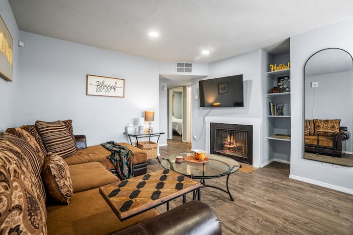 Uptown Located!! Lovely With Fireplace & Garden - Albuquerque, NM