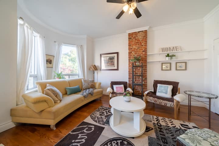 Spacious 2 Bedroom Apartment In A Victorian House - Toronto