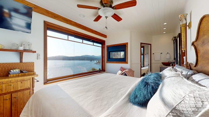 Beach Hideaway - Sea To Sky Loft - Sechelt