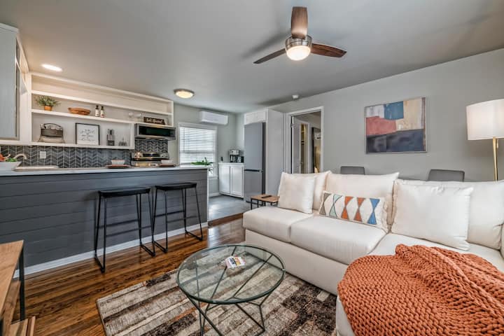 Stylish & Stunning Guest Apartment On Austin Ave! - Waco, TX
