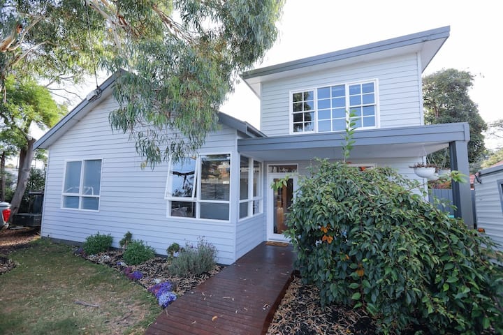 Centrally Located Modern Guesthouse Anglesea - Anglesea