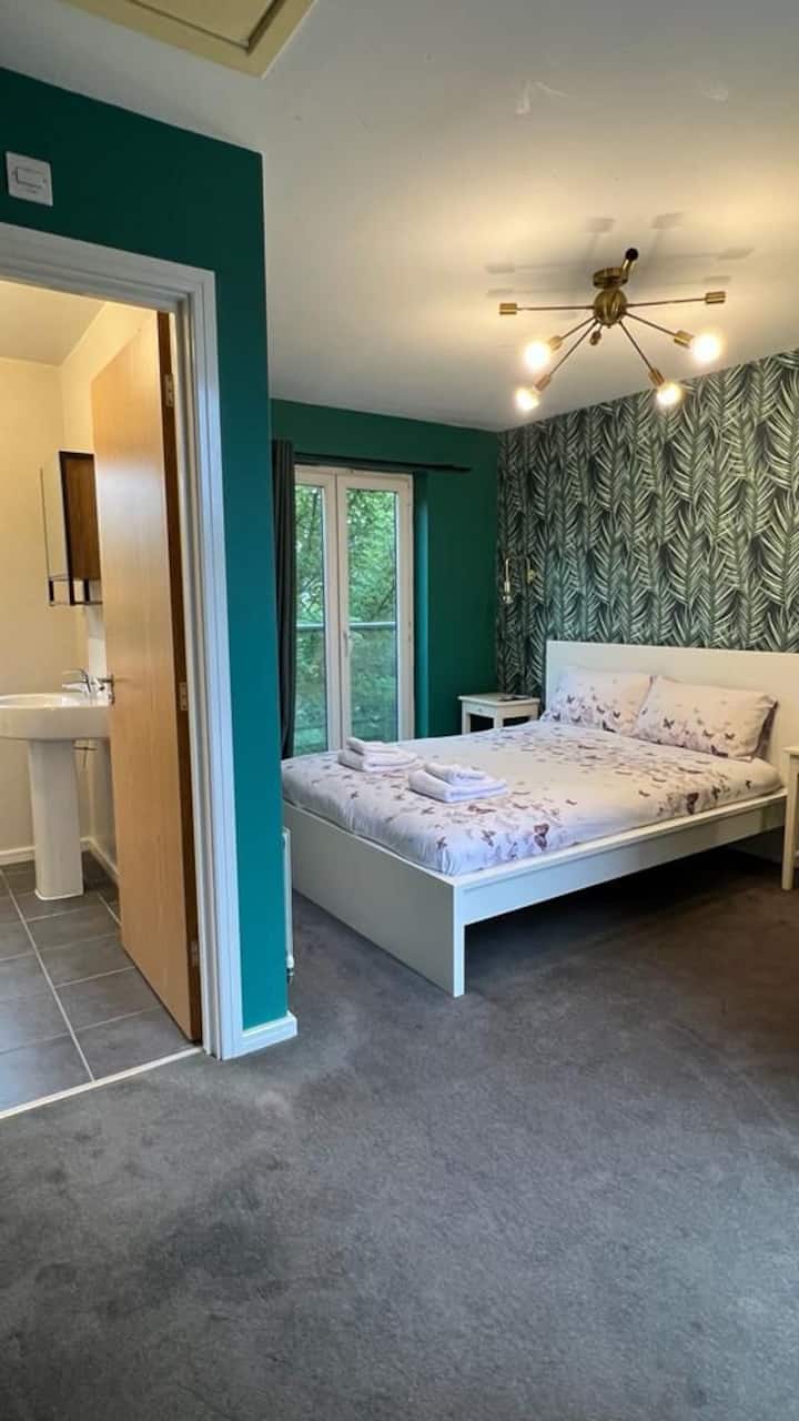 Cheerful 4-bedroom House With Multiple Car Parking - Manchester