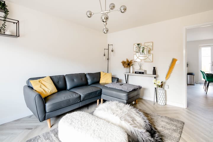 Stunning Private Room + Bathroom & Parking! - Salford