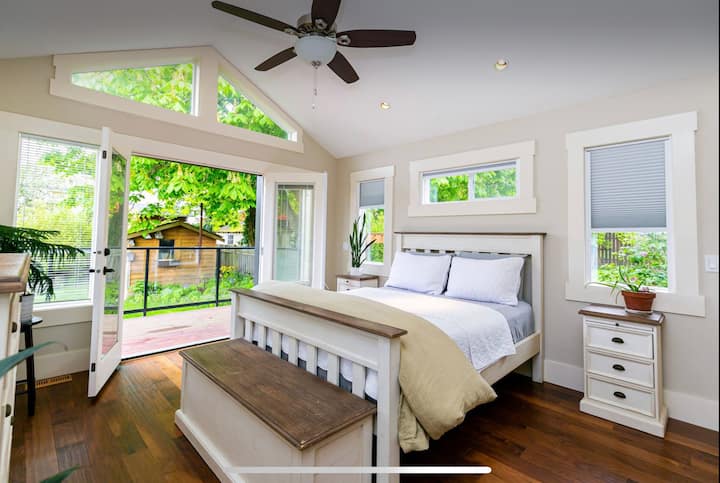 Charming 2 Bedroom House - Victoria