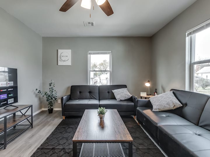Chic Downtown 1br Apt | Renovated, Walkable, W/d - Bartlesville