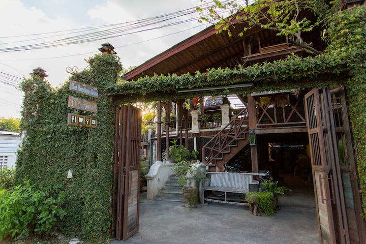 Baan Nai99 | Thapae Gate |Traditional Home - Chiang Mai