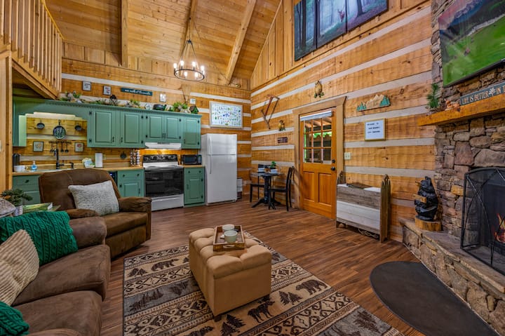 Quiet. Nature. 1bed. 1bath. Loft Area. Hot Tub. - Townsend, TN