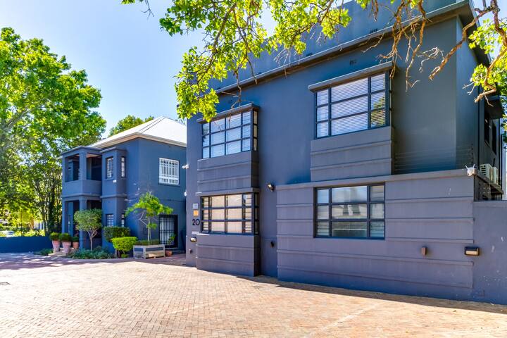 Ground Floor Room With Sunny Patio - Cape Town
