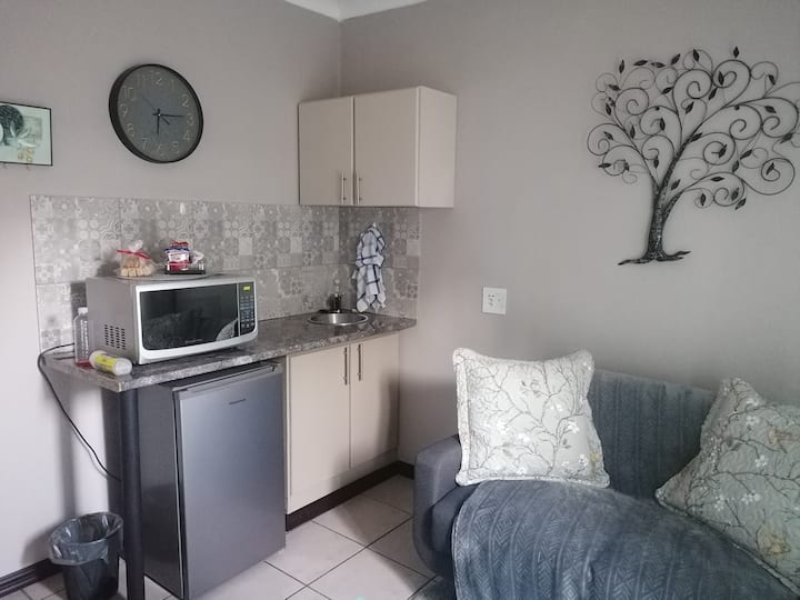 1. Beautiful, Comfortable One Bedroom Flatlet - Bloemfontein