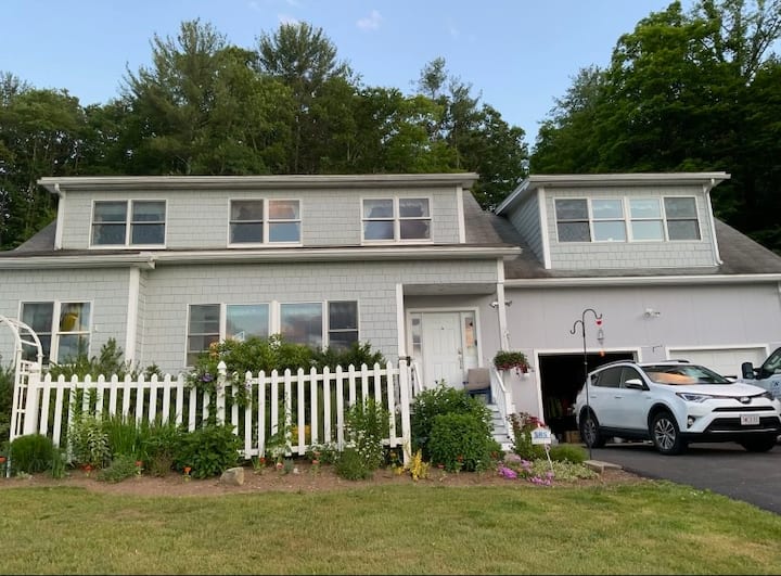 Charming And Cozy Hilltop Home - Greenfield, MA