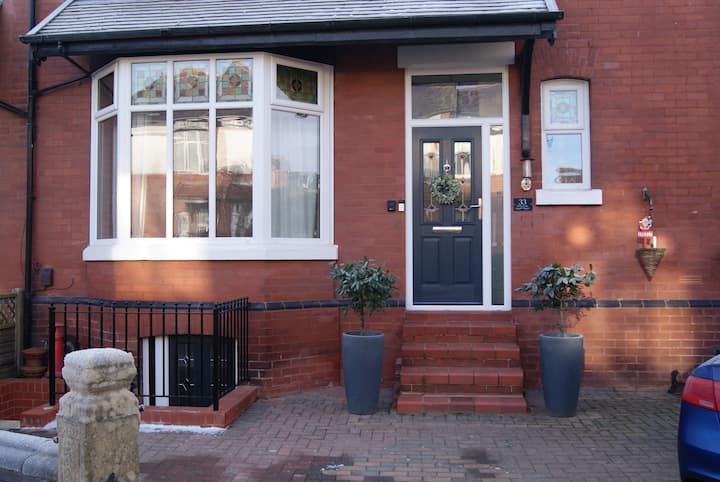 Stylish Open Plan Basement Apartment - Altrincham