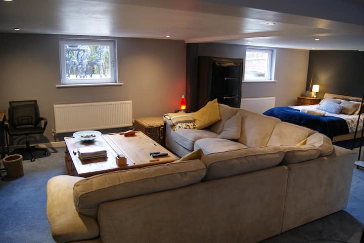 Stylish Open Plan Basement Apartment-free Parking - Altrincham