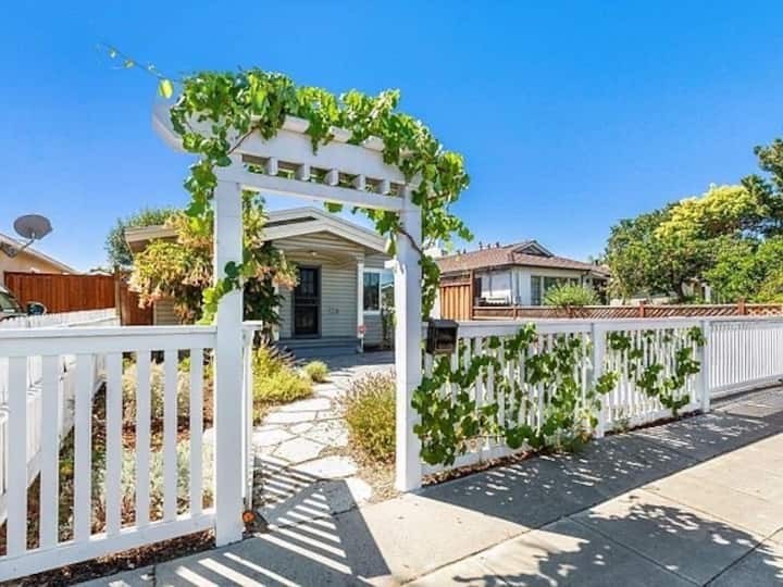 Cheerful 2 Bd+1 Den House Close To Downtown - Redwood City, CA