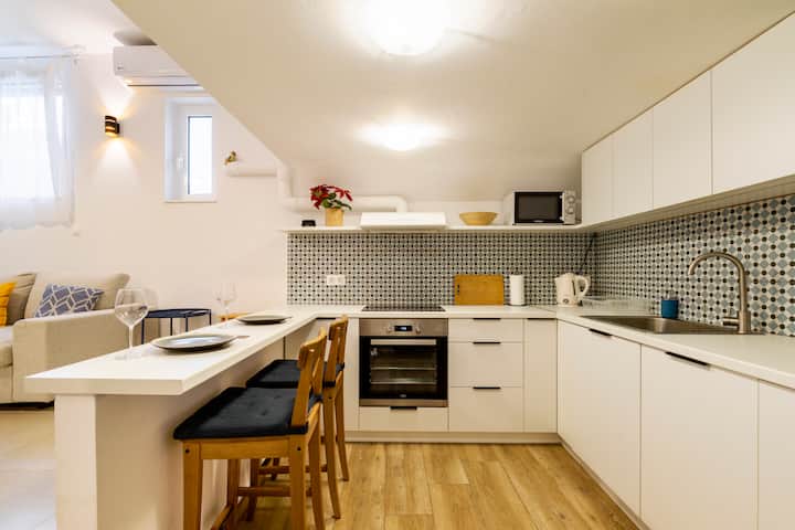 "Big Blue" - Your Perfect Home, Varnava, Pagrati - Athens