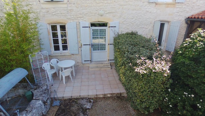 Terrasse & Jardin, Parking Privé, Location Calme - Jonzac