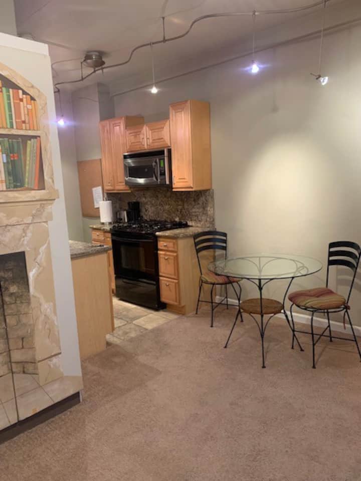 Cozy Studio In Historic Carriage House W/ Parking - Denver, CO