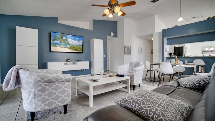 Spacious Disney Retreat - Sleeps 7 - Pet Friendly - Orlando