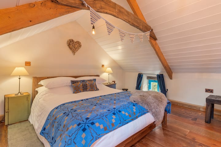 Romantic Coastal Cottage For Two - New Quay
