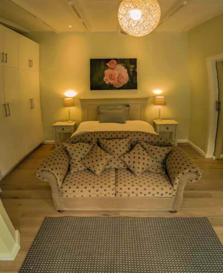 Knysna Central Poolside Elegant Ensuite Guest Room - Knysna