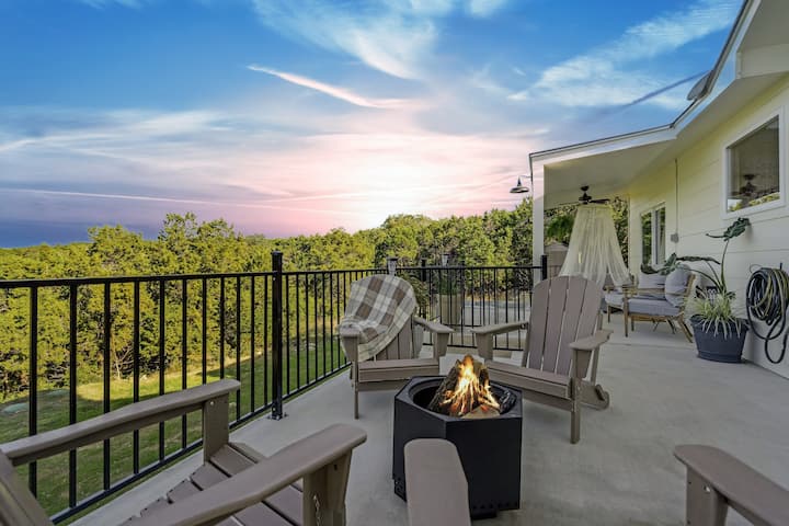 Belle Vue: Hot-tub + 5 Mins From River! - Canyon Lake, TX