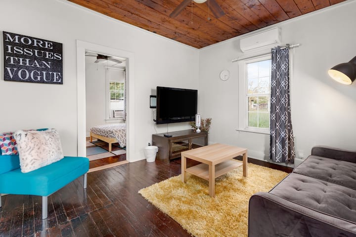 1 Bedroom Home Dt San Antonio -4 Mins To Alamodome - San Antonio, TX