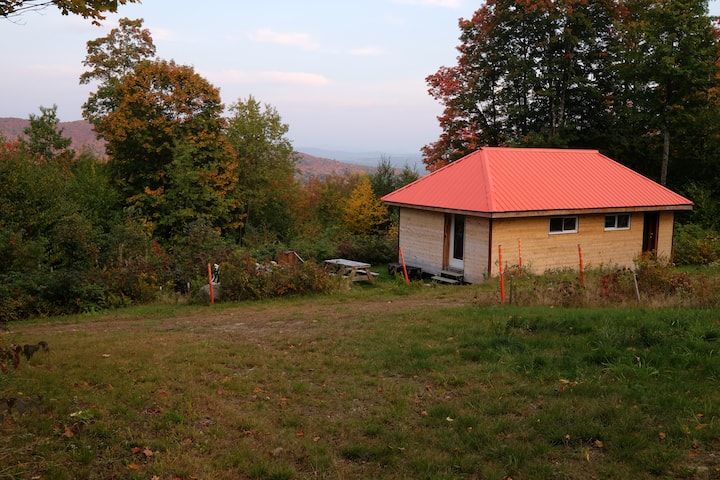 Refuge Sur Flanc De Montagne, En Nature Sauvage - Mont Sutton, QC